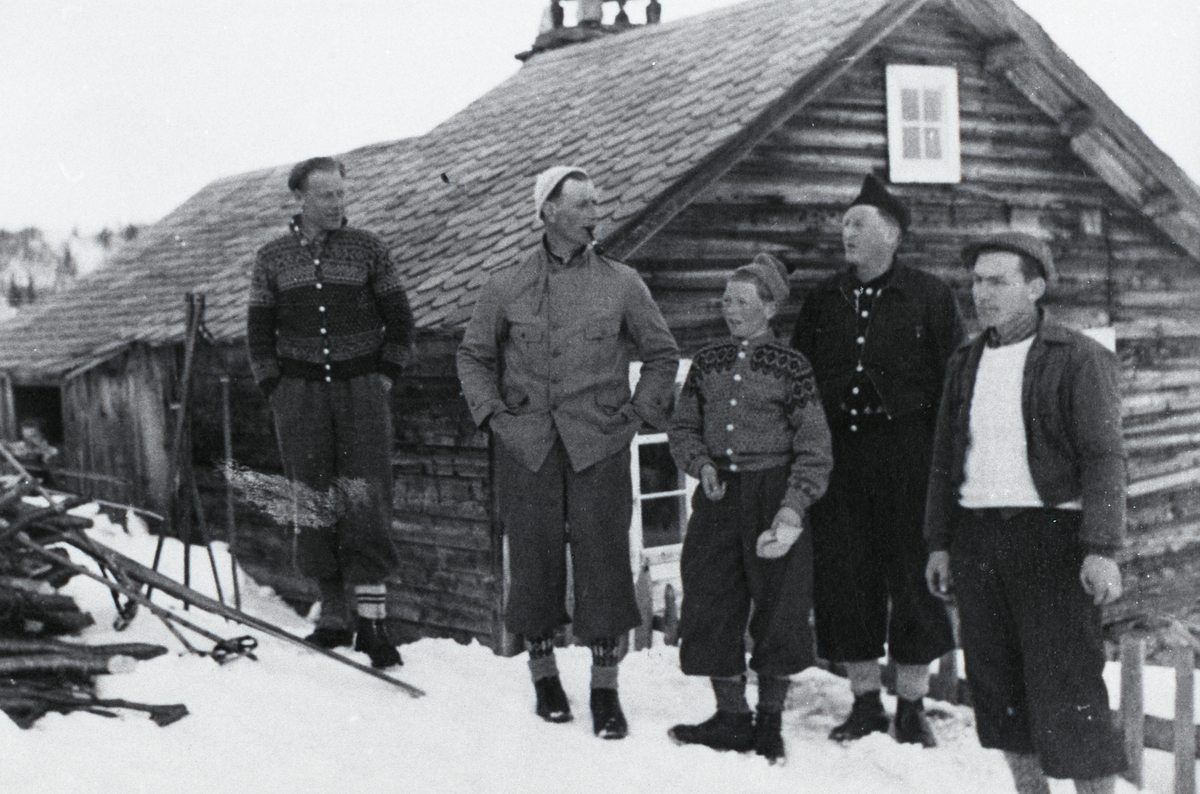 Ved Øylostølen - Valdres Folkemuseum / DigitaltMuseum