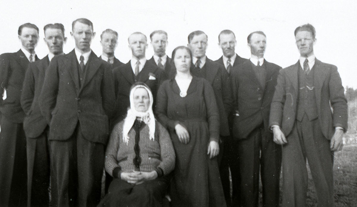 Anne Thune med sine born - Valdres Folkemuseum / DigitaltMuseum