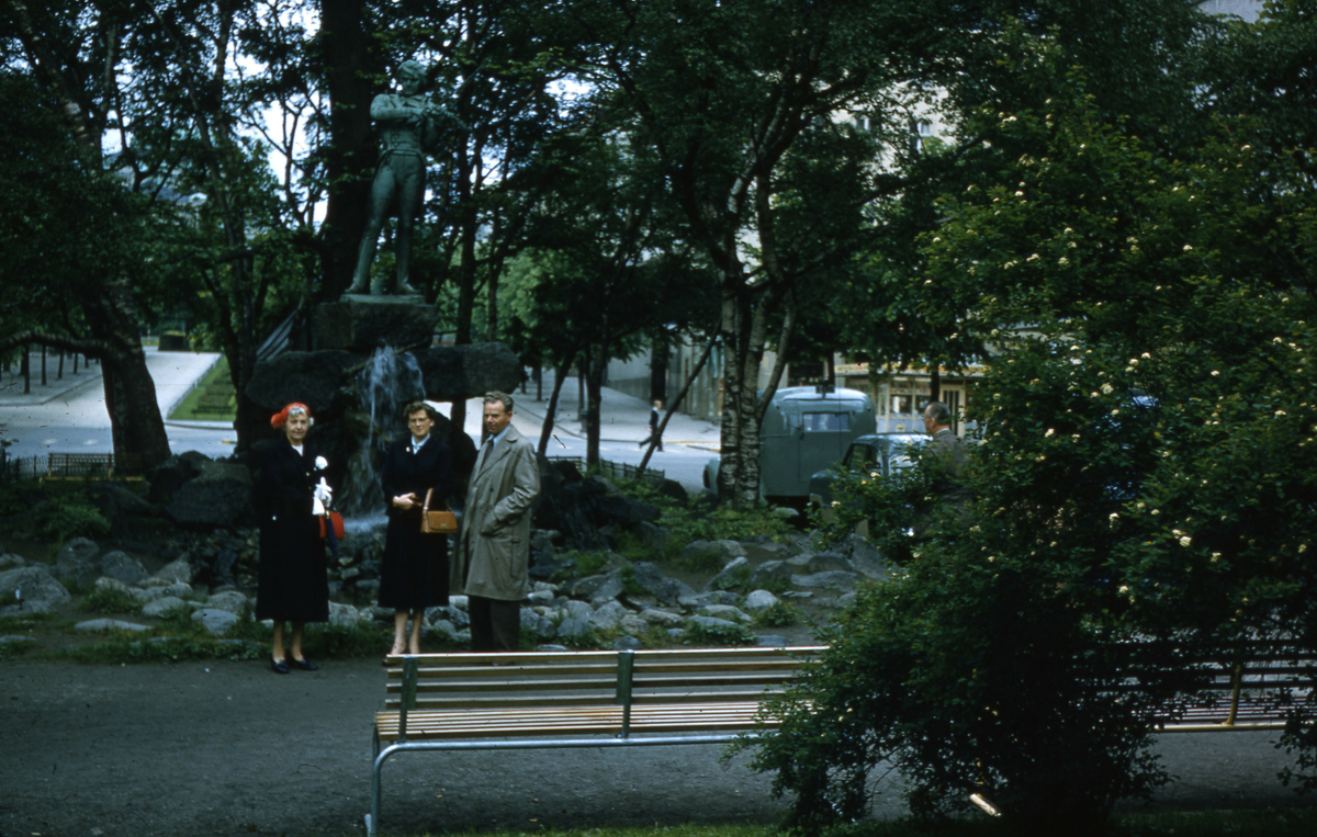 Statue av Ole Bull park, mennesker - Museene i Akershus / DigitaltMuseum