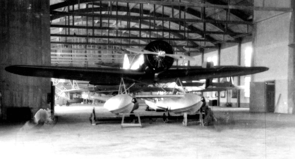 Flygplan Lockheed 8 Sirius ''Tingmissartoq' står i en hangar vid ...