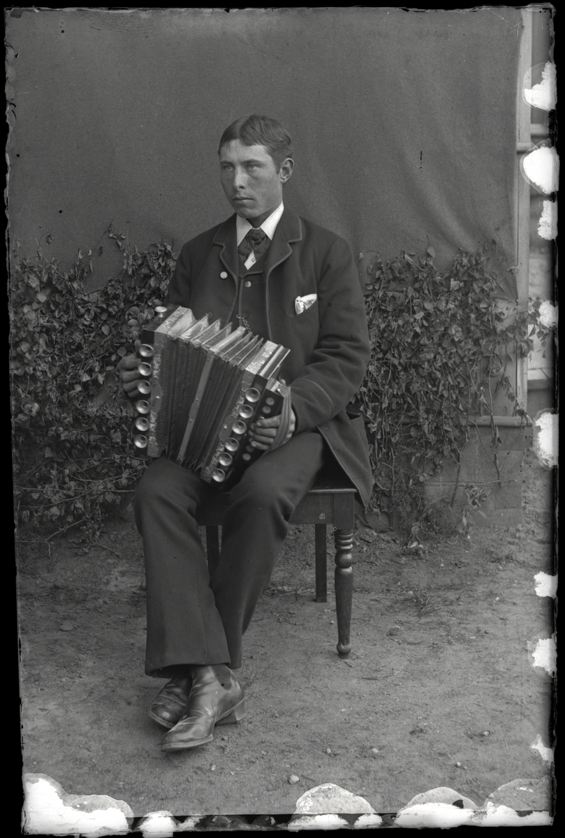 Man med dragspel - Västergötlands museum / DigitaltMuseum