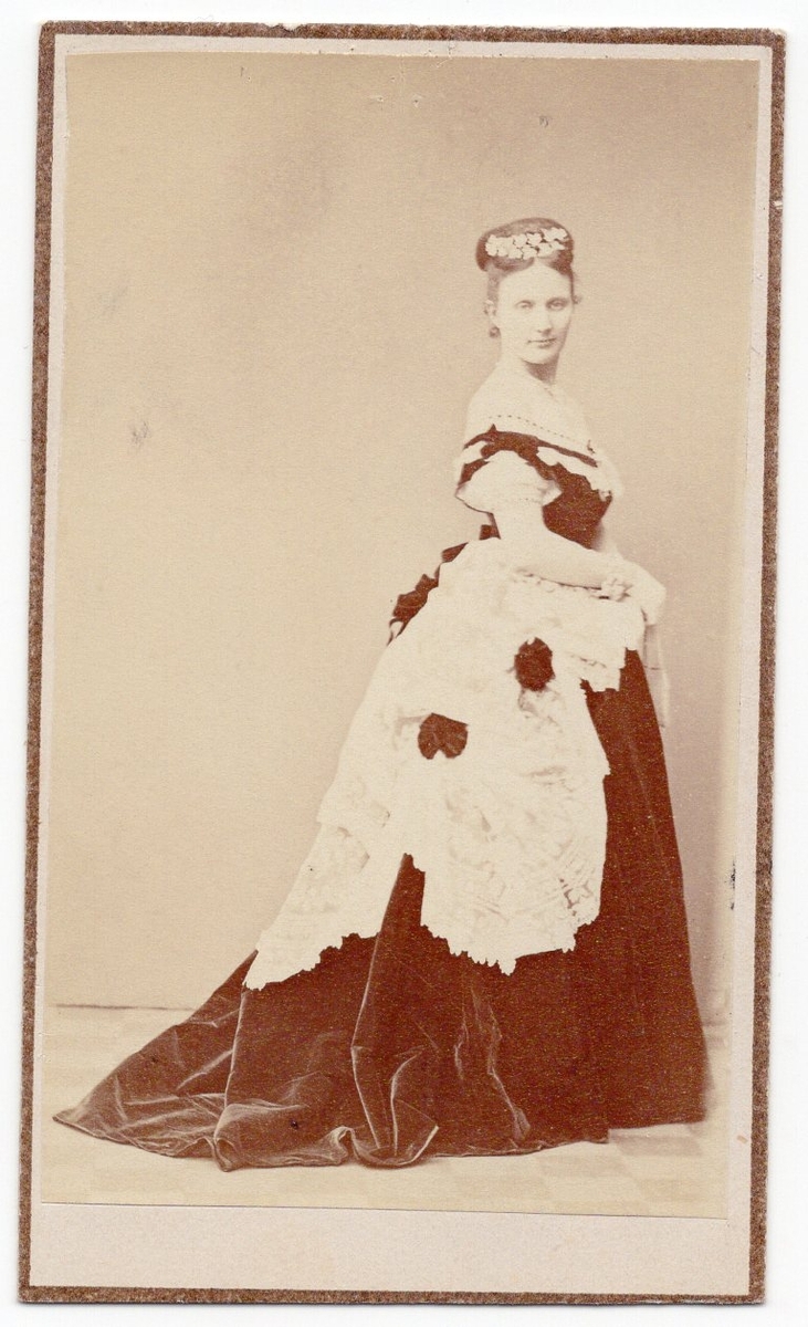 Alice Homann i selskapskjole med kø og diadem - Telemark Museum ...