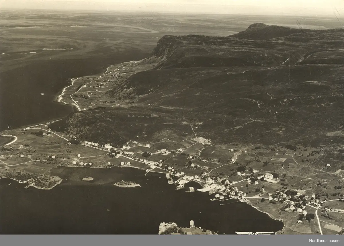 Postkort. Flyfoto av Ulsteinvik. - Nordlandsmuseet / DigitaltMuseum