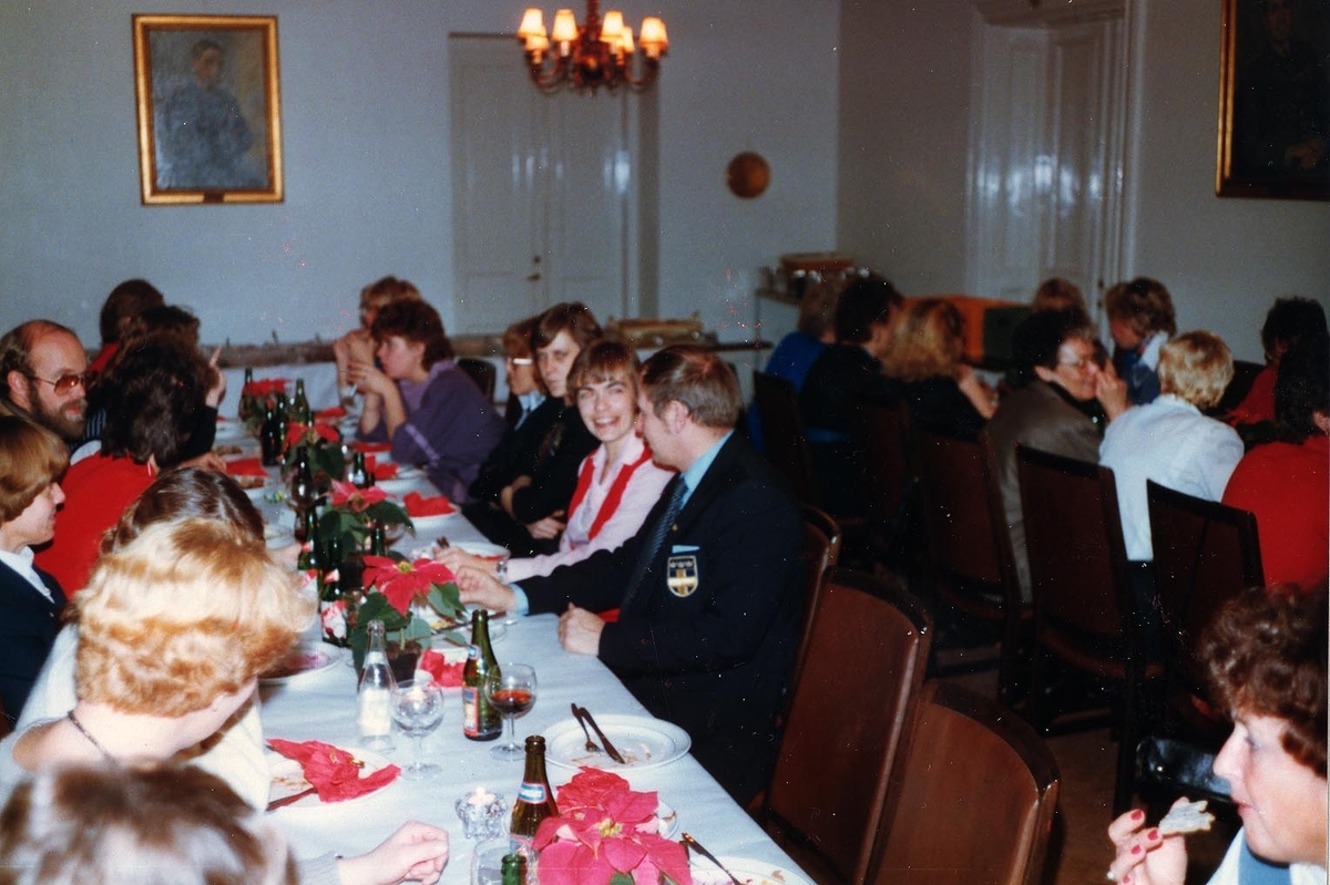 Skövdes bilkårister har luciafest i Kungsvillan 1984. - Garnisonsmuseet ...