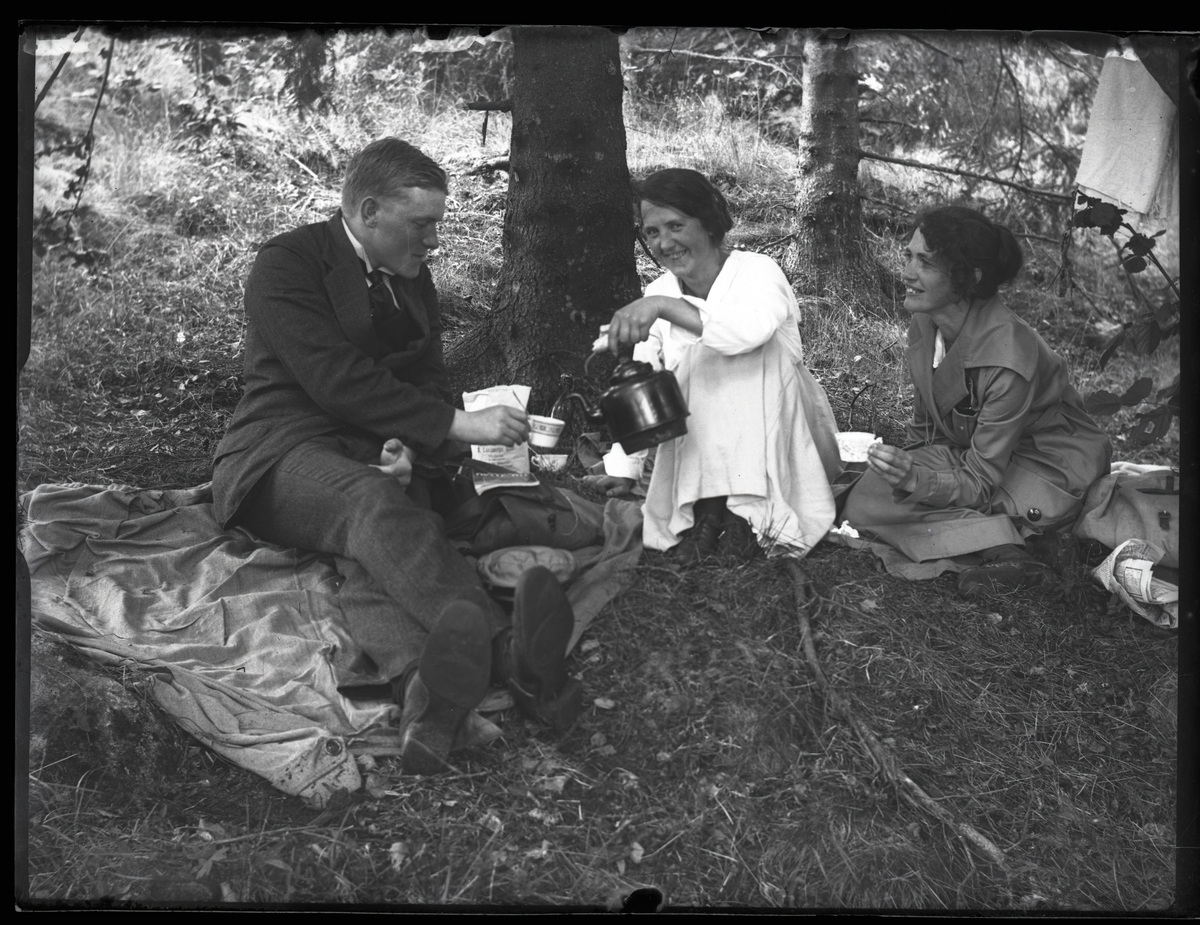 Tre personer i skogen dricker kaffe. - Västmanlands läns museum ...