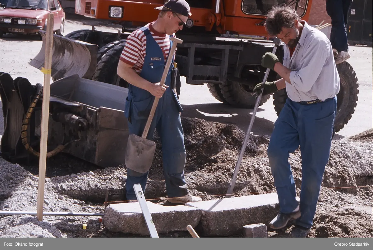 Montering av kantsten i Ladugårdsängen, 1992 - Örebro Stadsarkiv ...