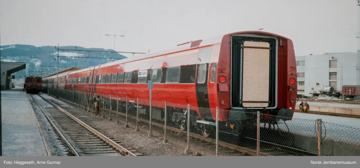 Ekspresstog til Oslo på Trondheim stasjon. Bakerst i toget to nyleverte ...