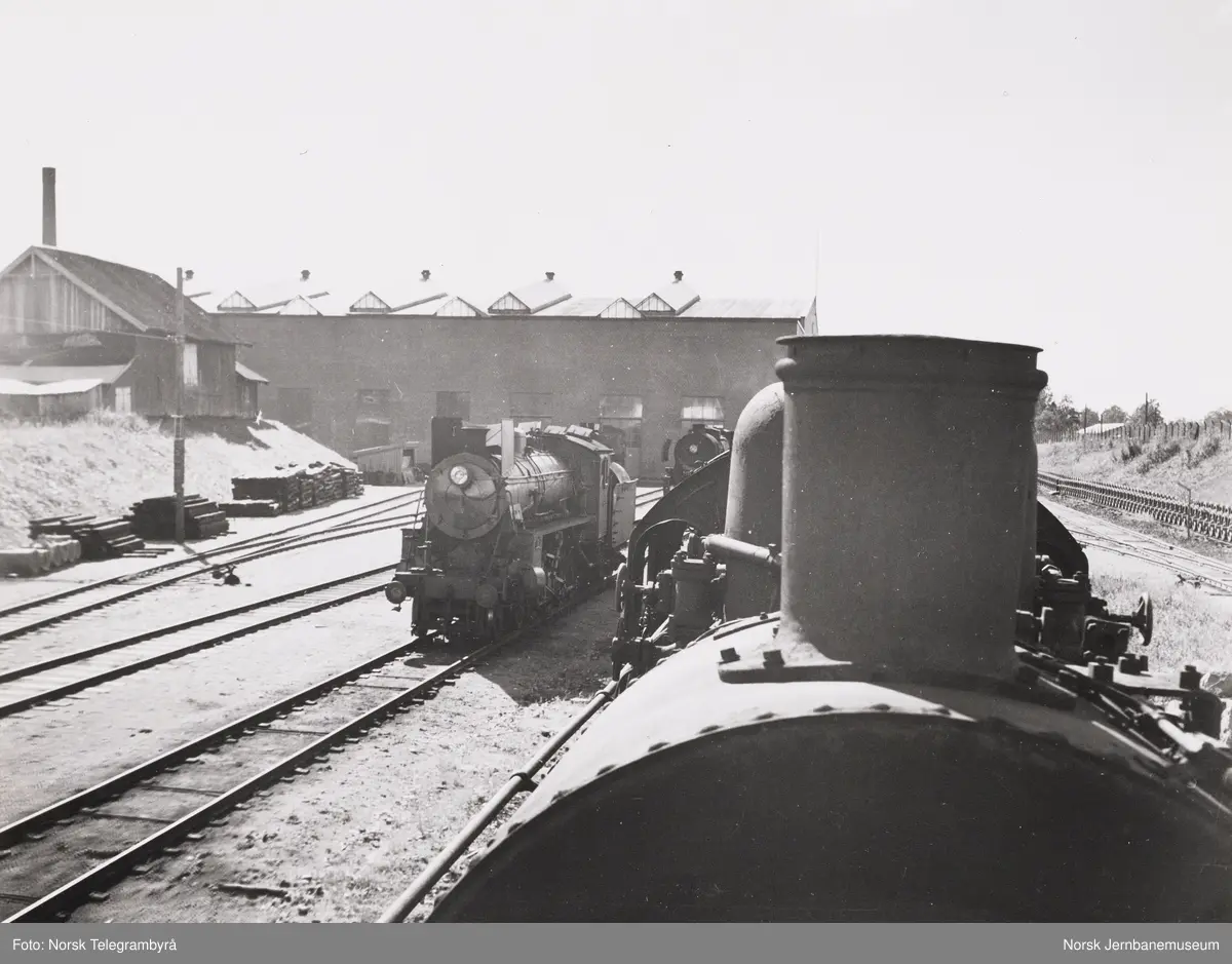 Damplokomotiver utenfor NSBs verksted på Grorud. Nærmest damplokomotiv ...