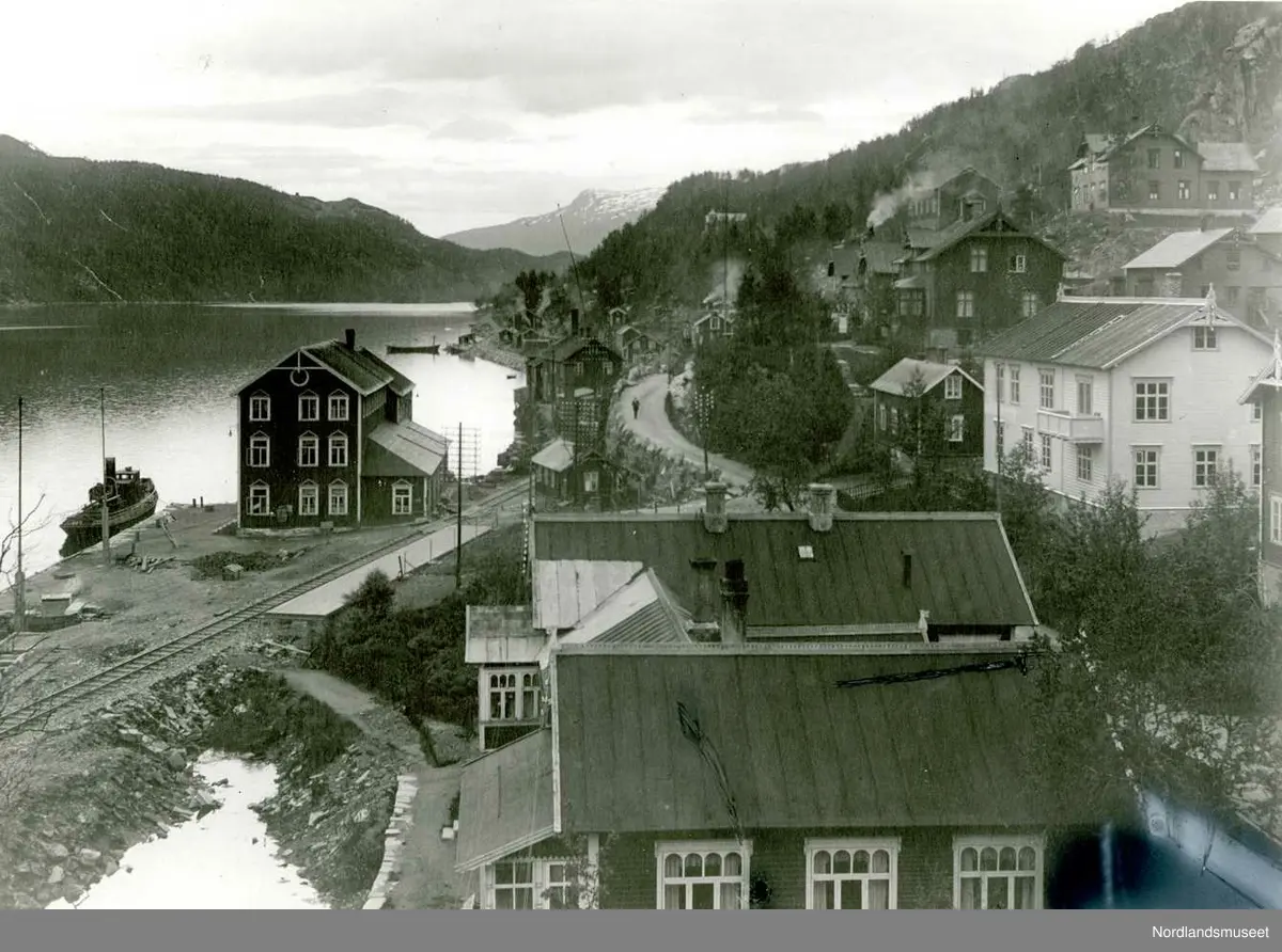 Furulund. Messa, butikken, jernbanen med bare en plattform uten ...