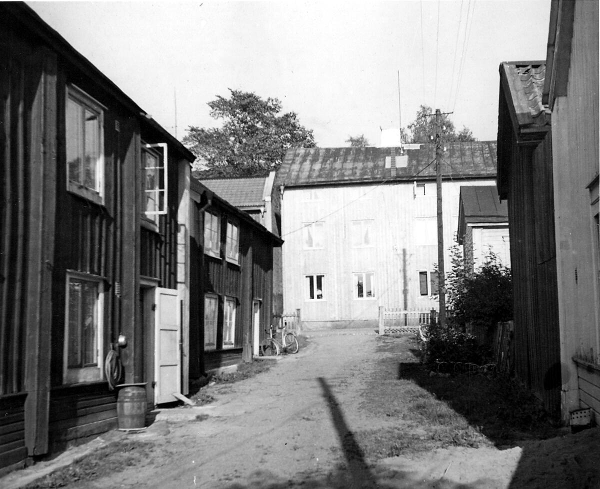 Bild mot NO, mot Östanbäcksgatan. Huset i fonden andra sidan gatan är ...