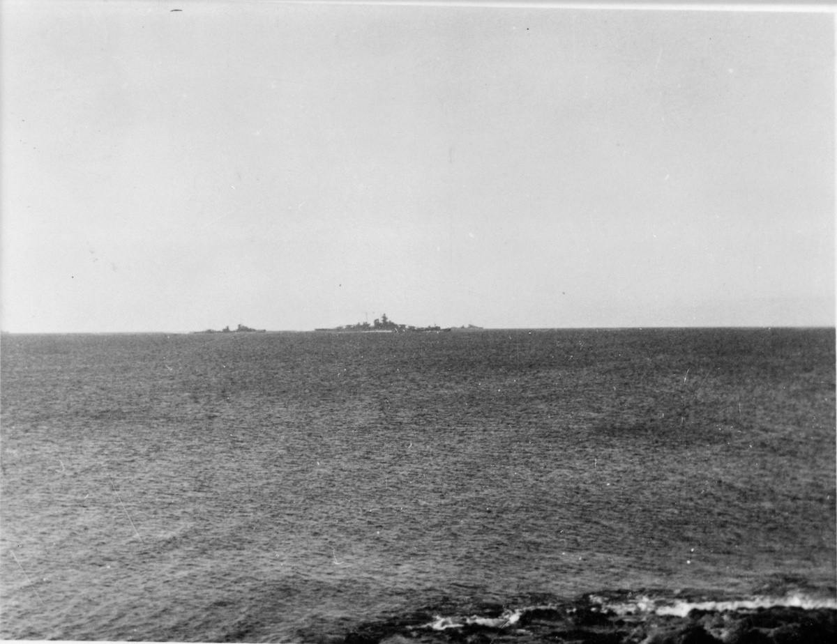 Krigsskip i det fjerne, Tarva - Museet kystens arv / DigitaltMuseum