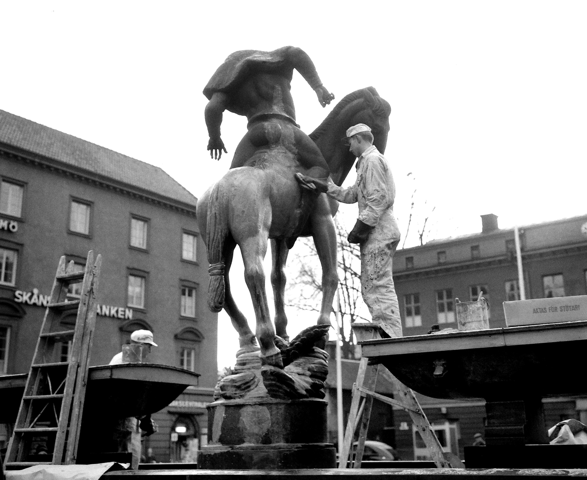Folke filbyter statyn målas blå, 1963. - Östergötlands museum ...