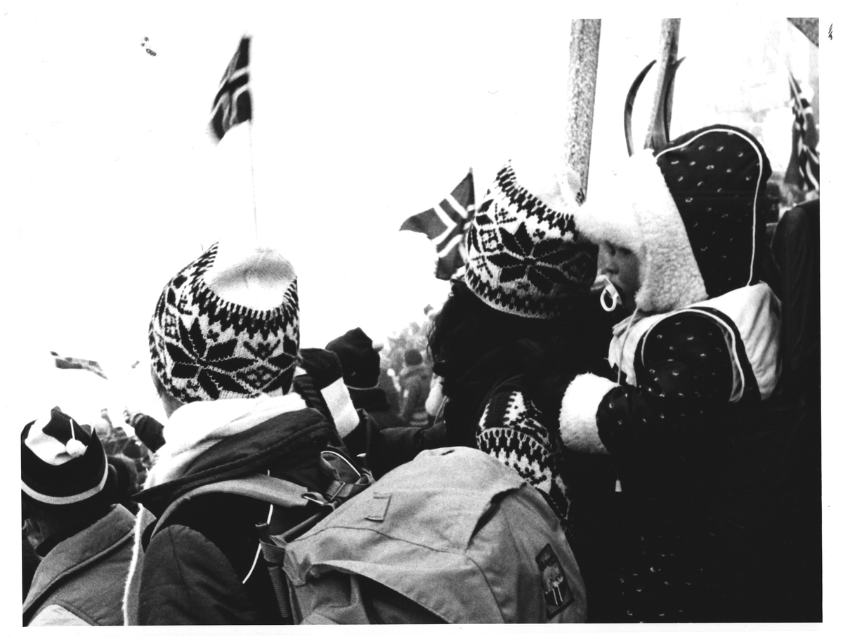 På VM utkik i tåkehavet med smukk på mammas rygg. - DEXTRA Photo / DigitaltMuseum