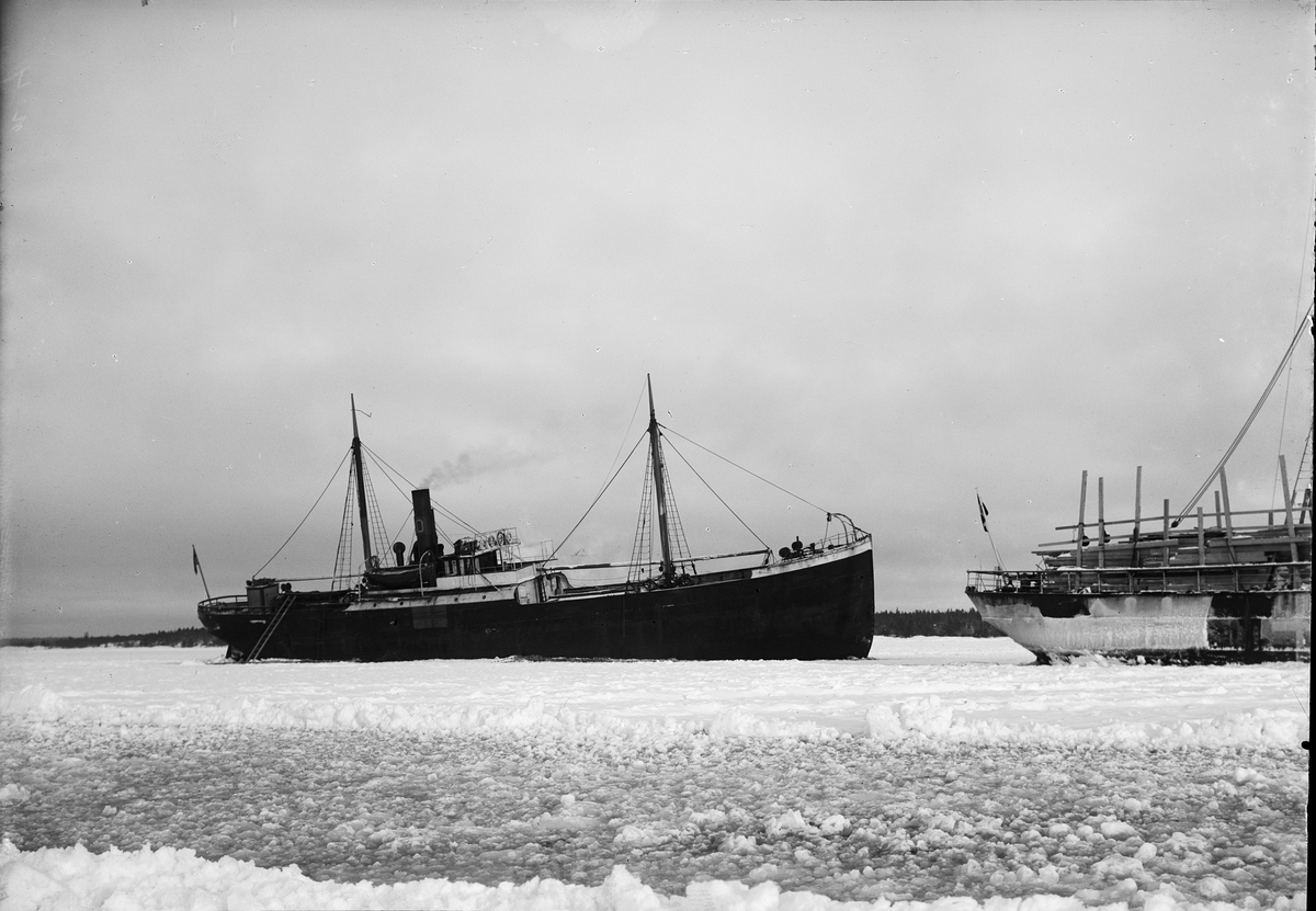 Fartyg fast i isen vid Djursten, Gräsö, Uppland - Upplandsmuseet ...