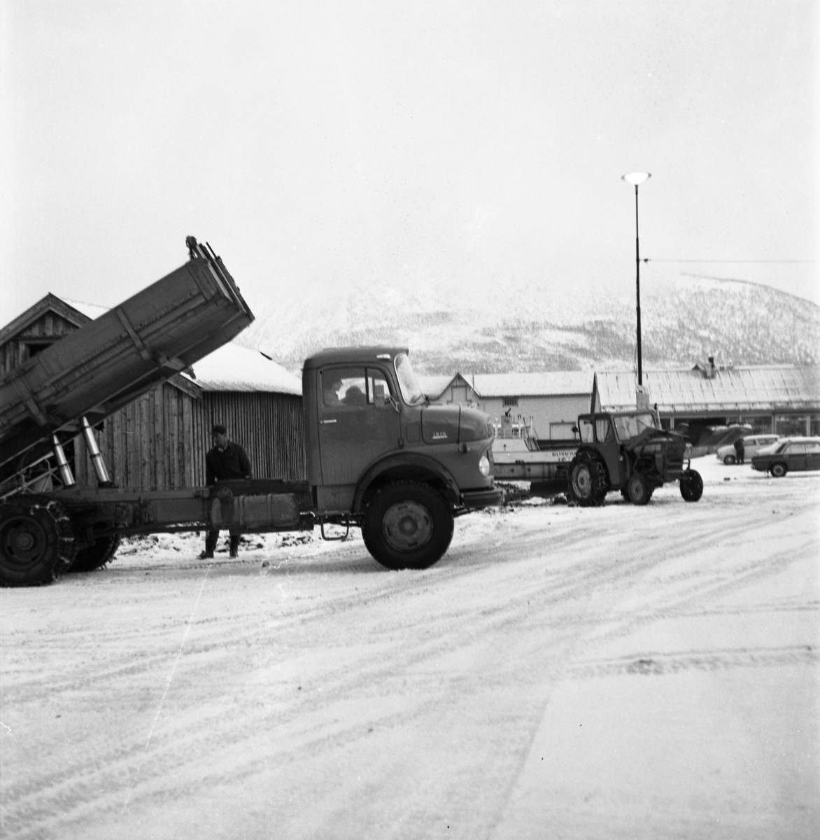 Sortland 1975. I bakgrunnen ligger ei av Biltrafikk-fergene. - Museum ...