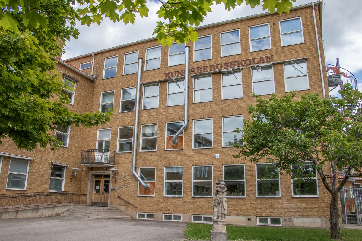 Skolgården på Kungsbergsskolan, med entrén till skolan i mitten - Bild ...