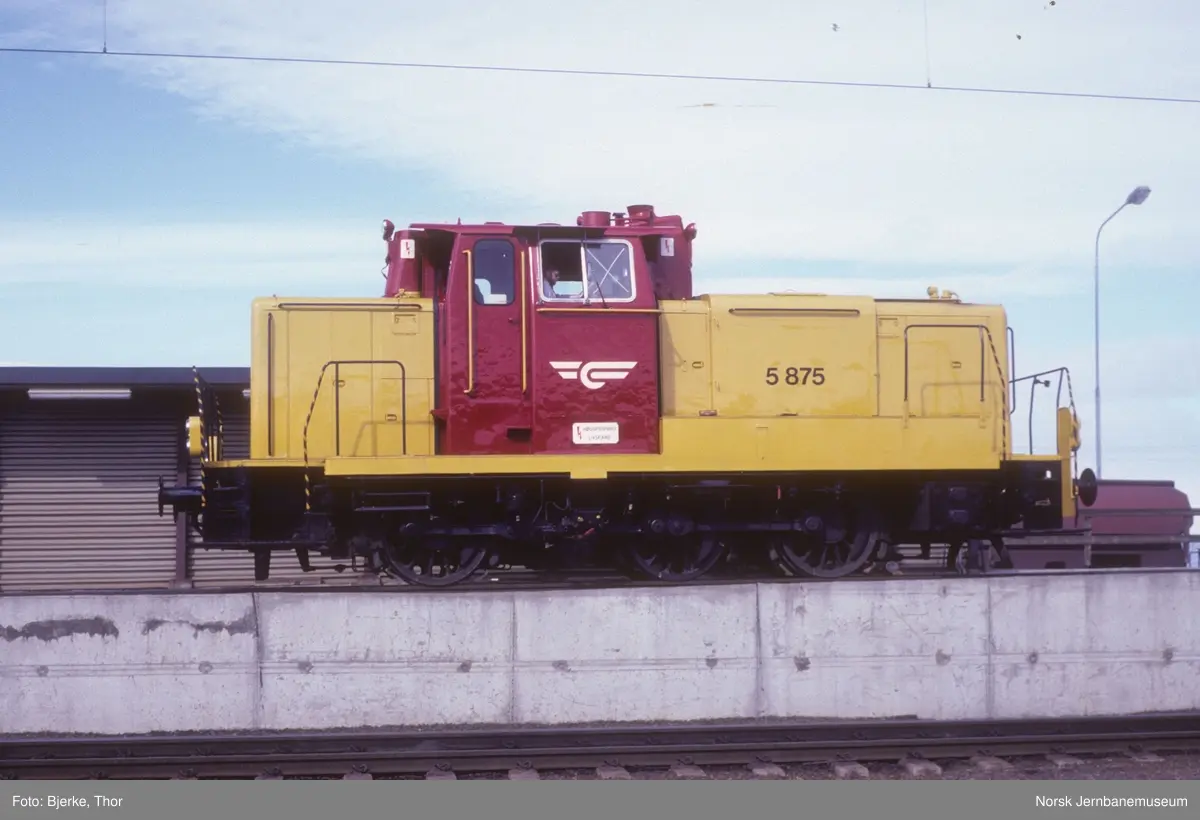 Skiftelokomotiv Di 5 875 på Trondheim stasjon - Norsk Jernbanemuseum ...