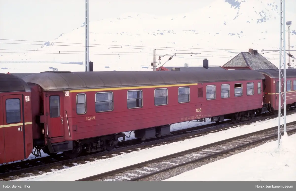 Personvogn litra AB11 nr. 24106 i ekstratog 1435 på Finse stasjon ...