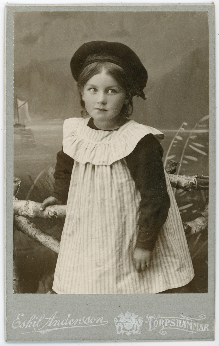 Kabinettsfotografi - flicka med sjömanshatt, Torpshammar ...