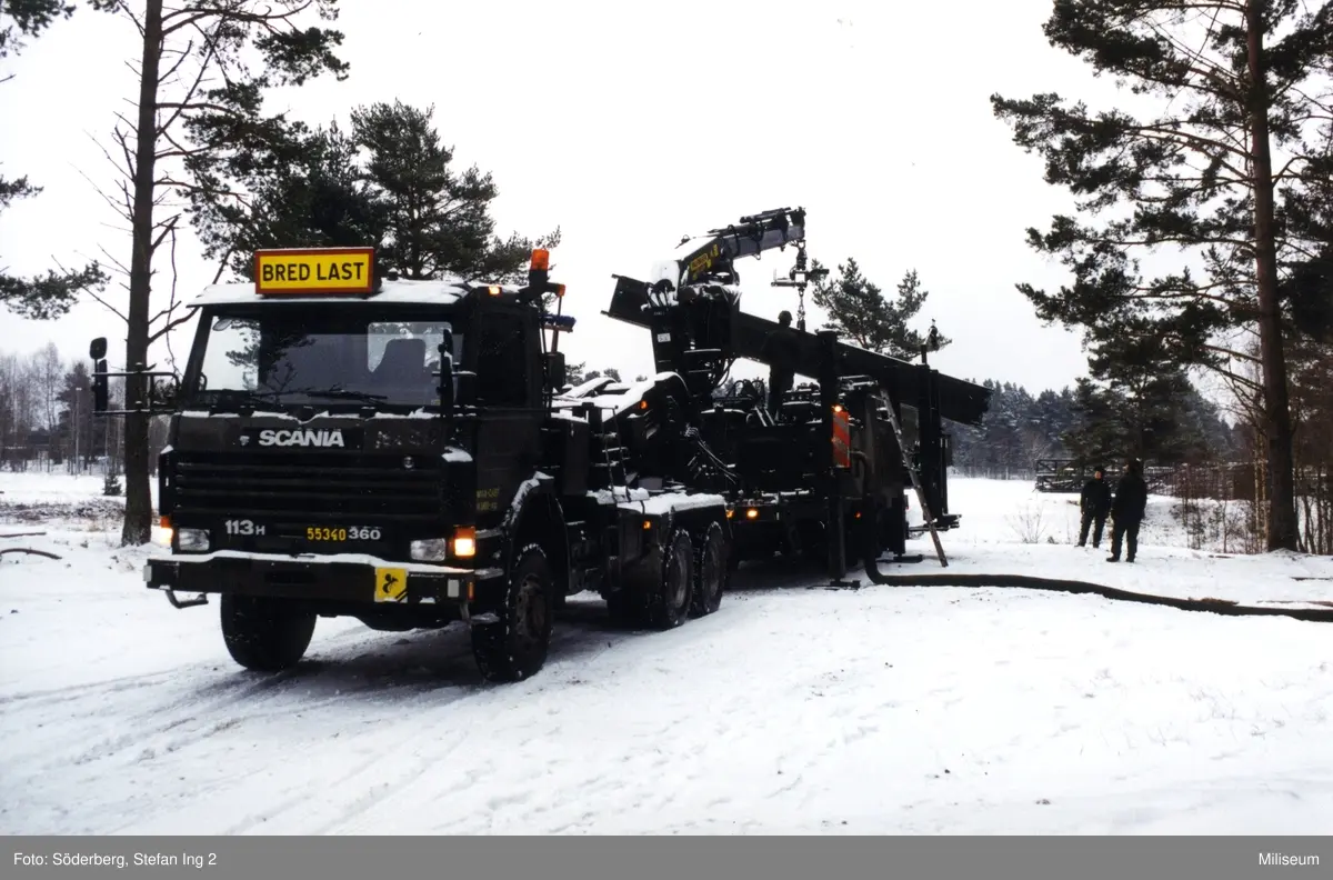 Byggnation av Krigsbro 5 (KB 5). Dragbil Scania 113 och Påhängsvagn ...