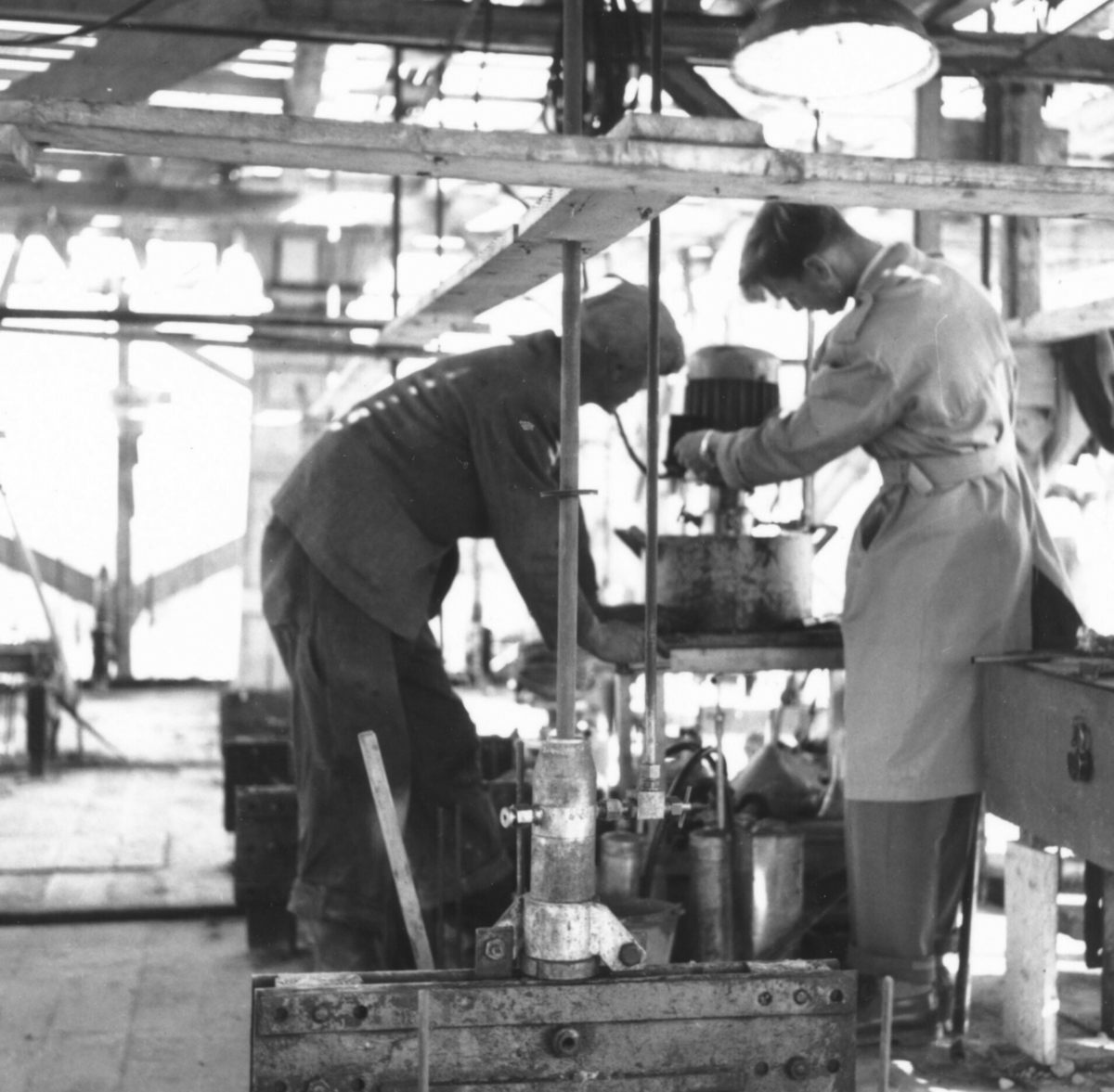 21 ulike bilde av arbeidere under bygginga av Bø mølle i 1952-53 - Bø ...