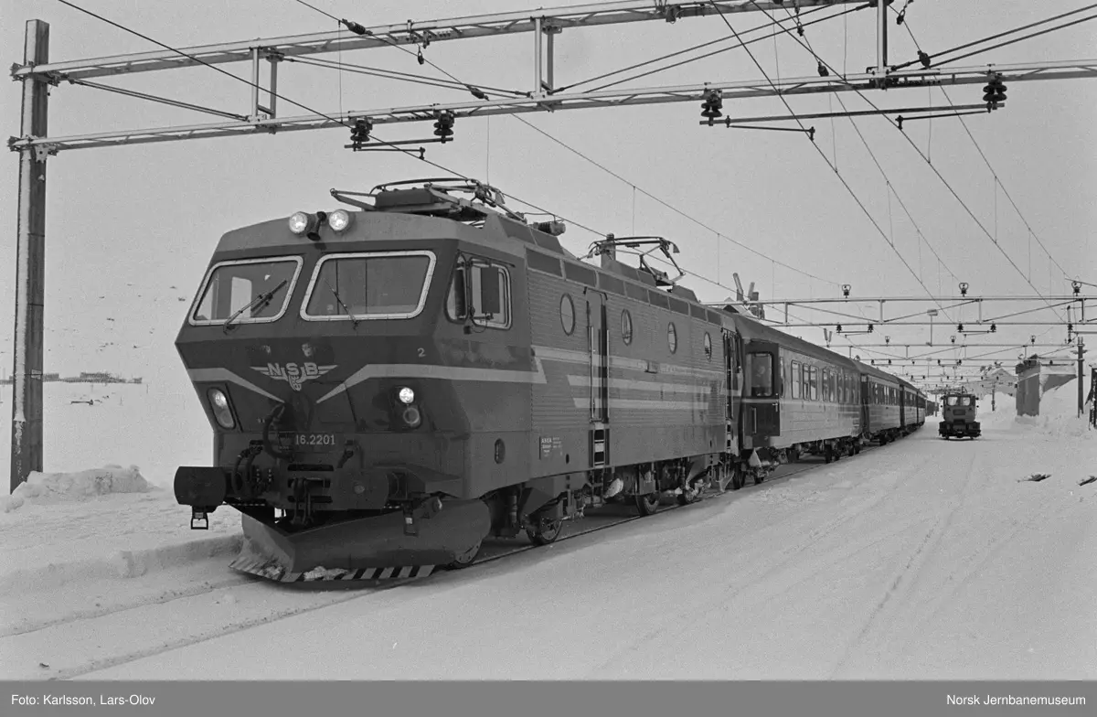 Elektrisk lokomotiv El 16 2201 med dagtoget fra Bergen til Oslo Ø, tog ...