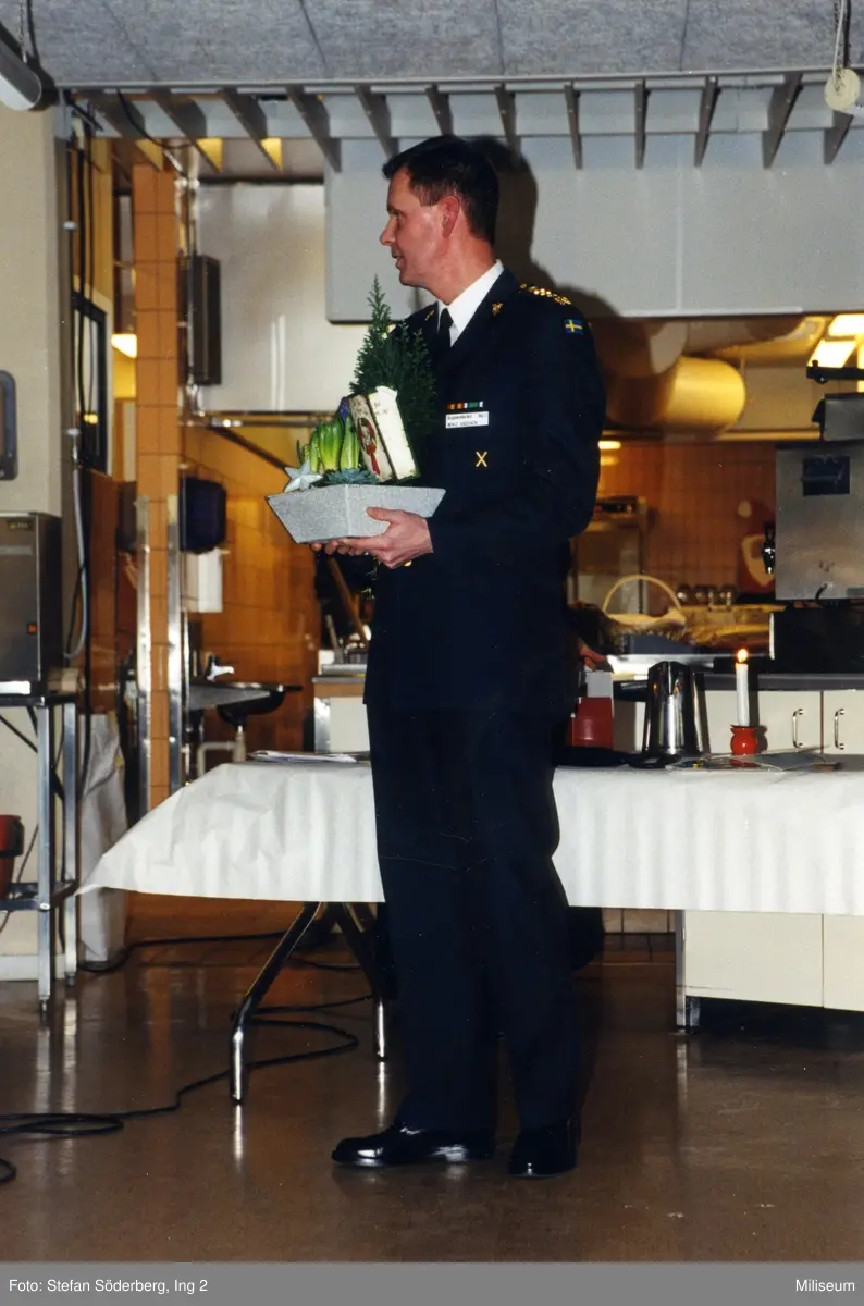 Jullunch i personalmatsalen på Ing 2. Överste Bengt Axelsson, chef Ing ...