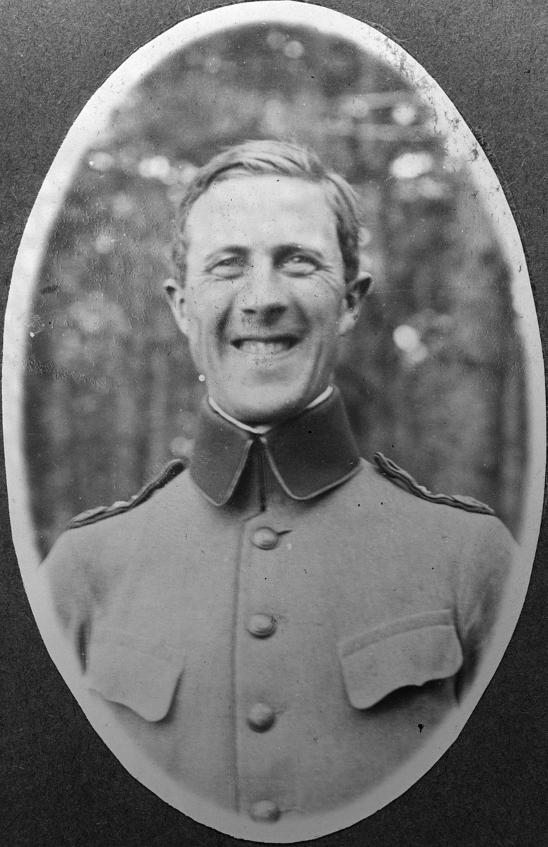 Porträtt av militära flygföraren, löjtnant Georg Gärdin, Västerbottens ...