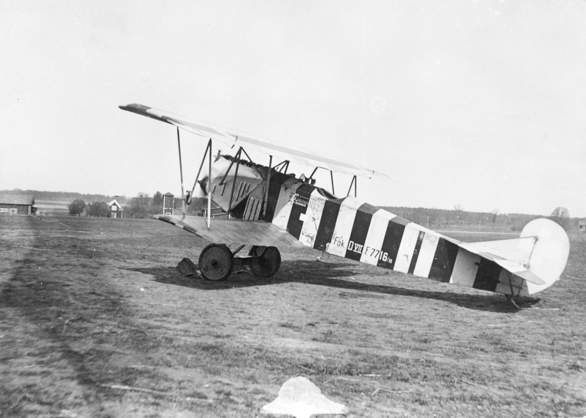 Flygplan Fokker D VII, märkt F.7716/18 står på flygfält på ...