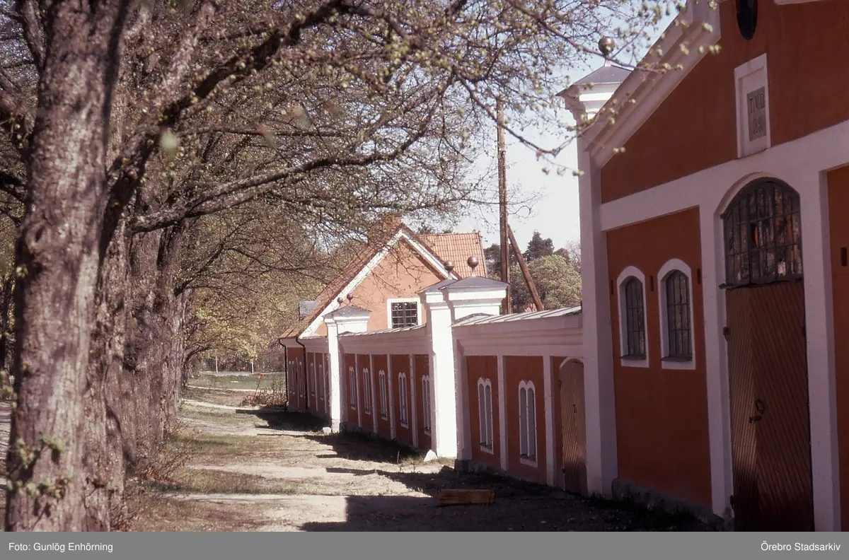 Bostadshus och det gamla ridhuset i Karlslund, 1980 - Örebro Stadsarkiv ...