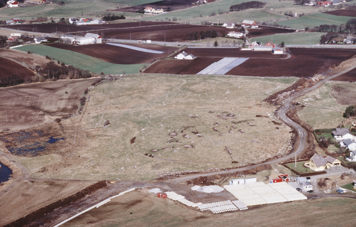 IVAR. D. Flyfoto av område. - Arkeologisk museum, Universitetet i ...