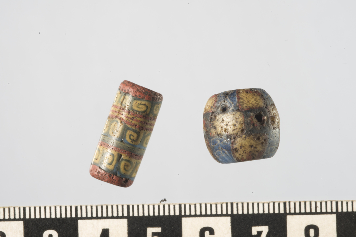 To perler av glass, mosaikkperler. - Arkeologisk museum, Universitetet ...