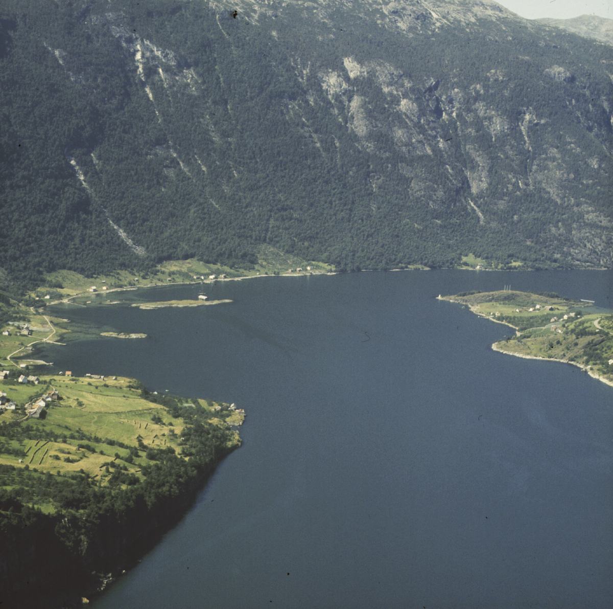 Flyfoto, Hordaland. - Arkeologisk museum, Universitetet i Stavanger ...