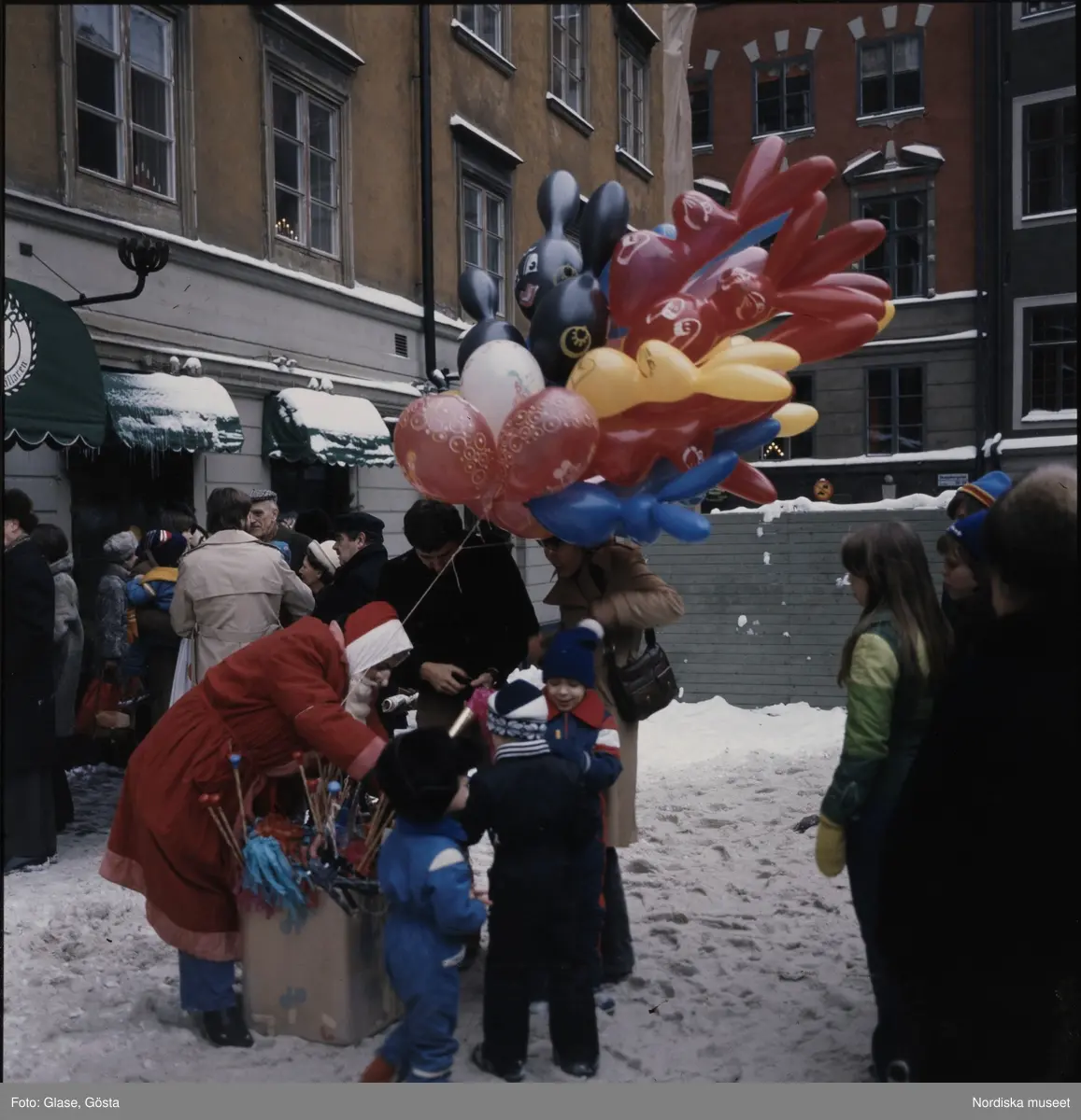 Midsommar. Lucia. Jul. Påsk. Barn samlade runt en tomte med ett fång ...