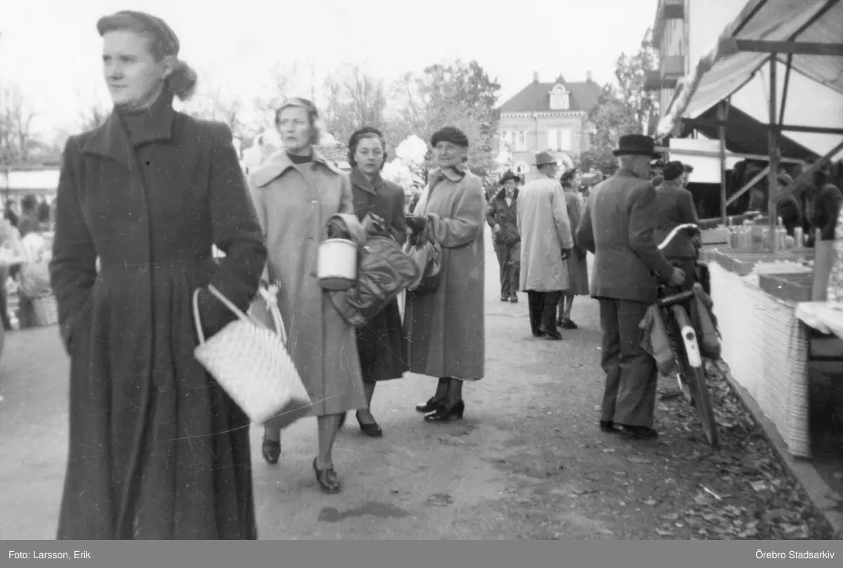 Besökare vid marknad i Hallsberg, 1959 - Örebro Stadsarkiv / DigitaltMuseum