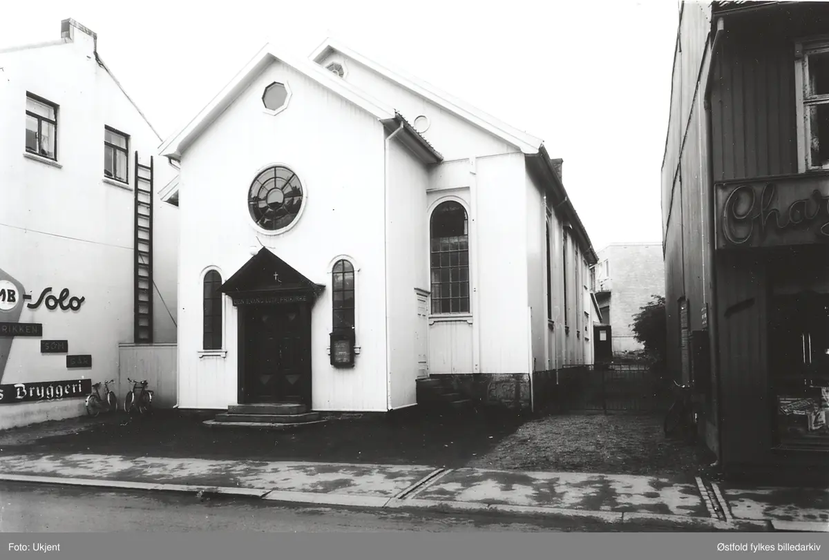 Moss Frikirke 1880-1987, Dronningens gate 16. Reklame for Moss Bryggeri ...