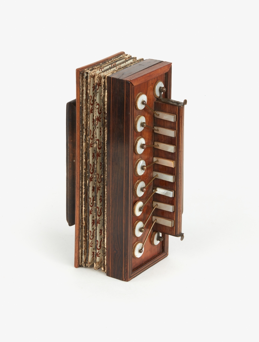 Dragspel - Dalarnas museum / DigitaltMuseum