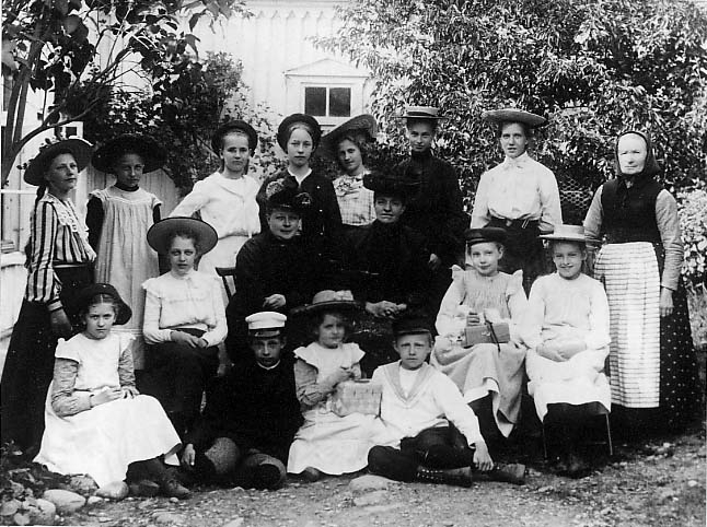 Elever, lärare och hushållerska vid fröken Valborg Francks privatskola i Gränna. Det står och ...