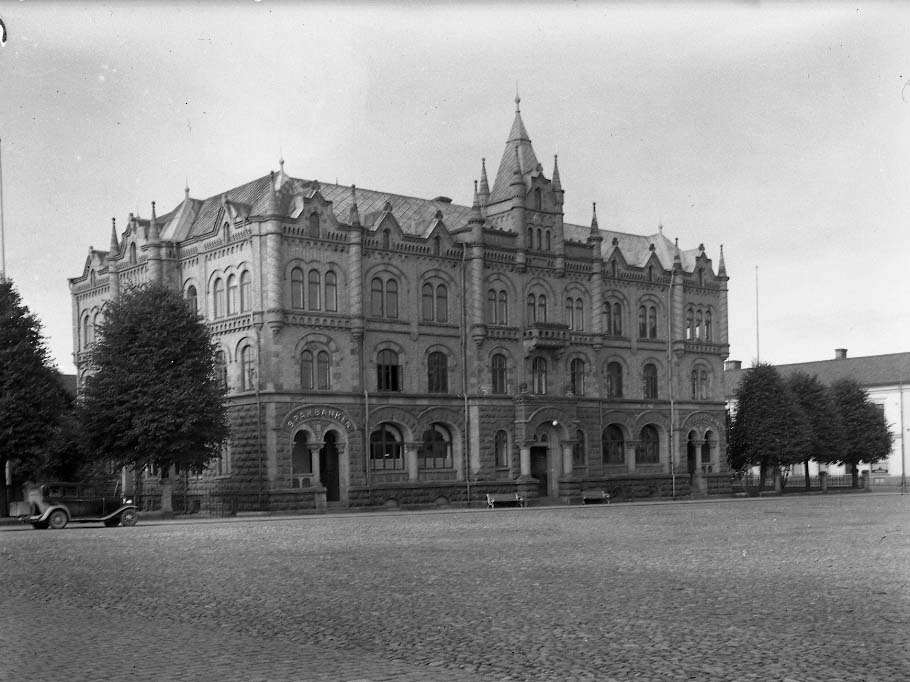 Exteriören av Varbergs Sparbank mot torget, sedd över hörn. Till ...