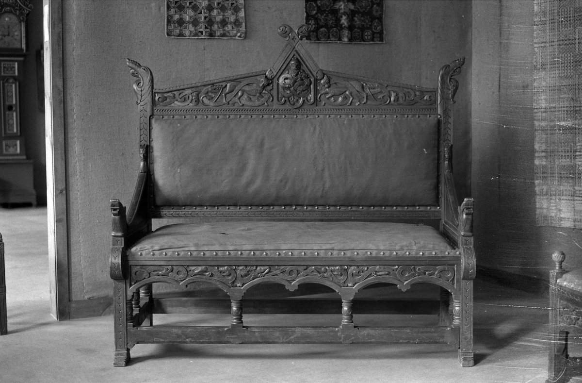 Sofa i dragestil, Steinbygningen, 5/7 1975. (Foto: A. Eckhoff). - Anno ...