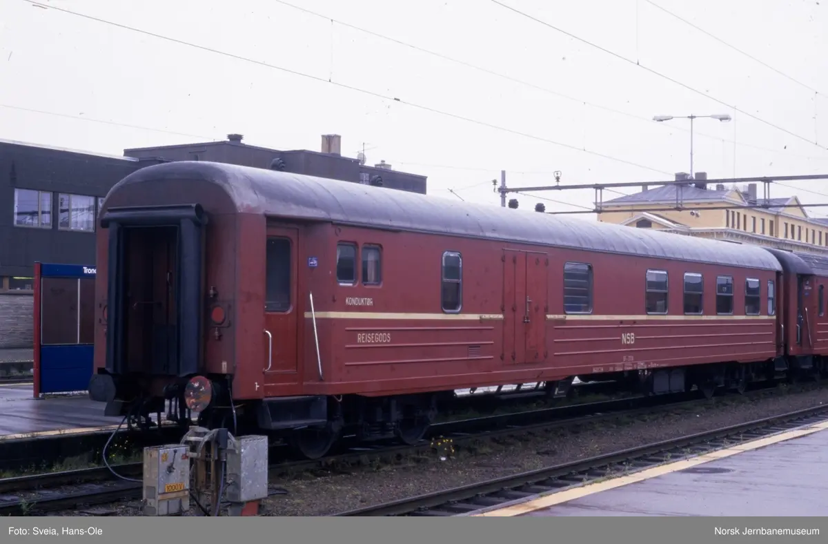 Kombinert person-, reisegods- og konduktørvogn BF11 21518 på Trondheim ...