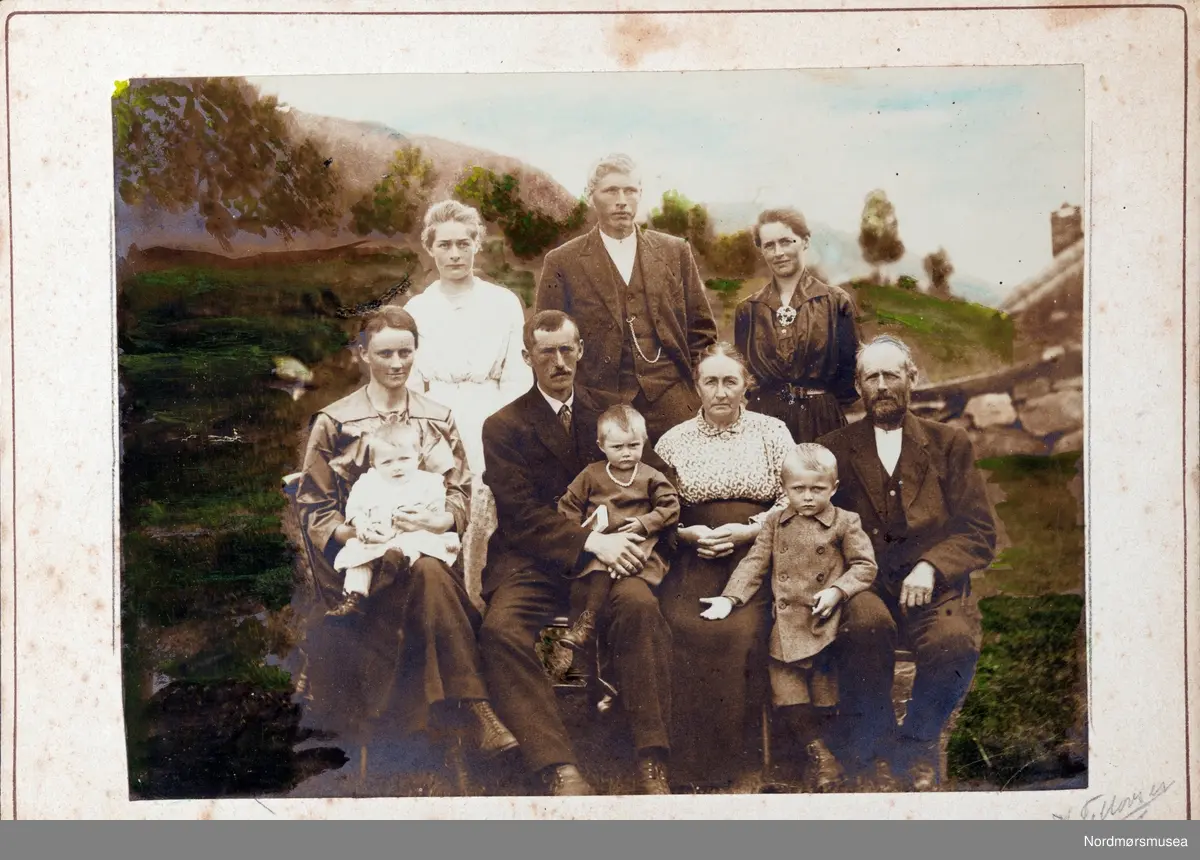 Bak fra venstre: Johanna Røen (g. Kvendset), Arne Røen, Maria Røen (g ...