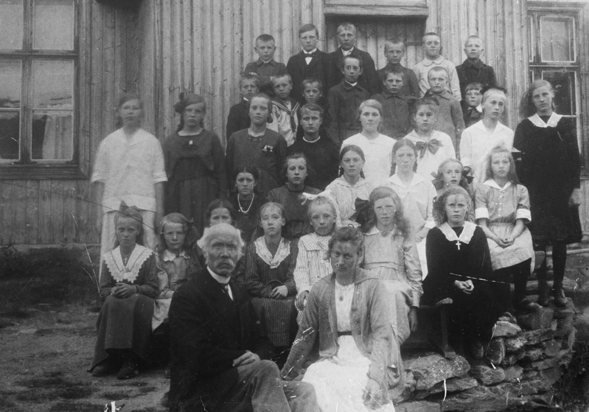 Dulven skole. Elever og lærere. 1918 - 1919 - Maihaugen / DigitaltMuseum Dulven skole. Elever og lærere. 1918 - 1919 - Maihaugen / DigitaltMuseum
