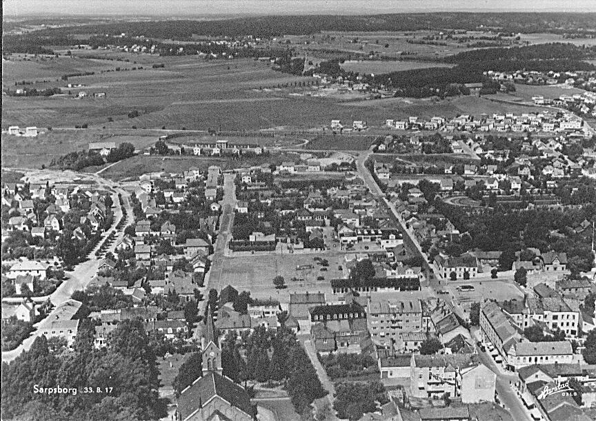 Flyfoto av Sarpsborg sentrum sett vestover fra Sarpsborg kirke ...