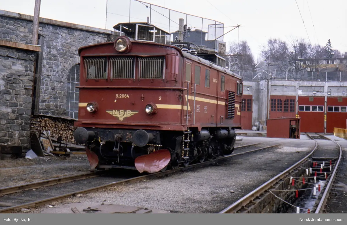 Elektrisk lokomotiv El 9 2064 utenfor lokomotivstallen på Voss stasjon - Norsk Jernbanemuseum ...