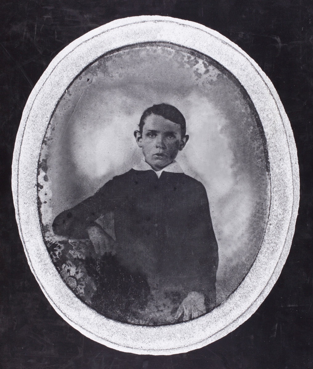 En ung pojke på besök hos fotografen. Knäbild, en face. Reprofoto efter ...