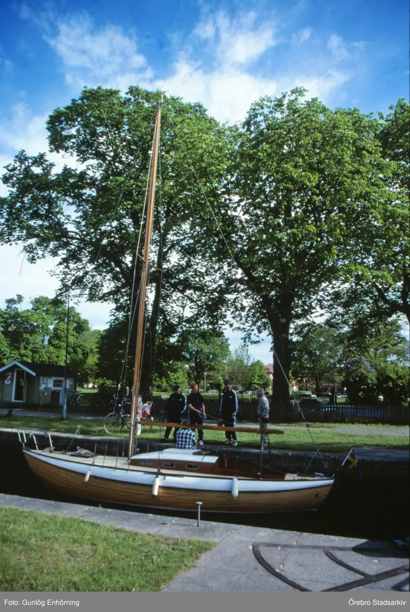 Segelbåt vid slussen, båtens dag 2000 - Örebro Stadsarkiv / DigitaltMuseum