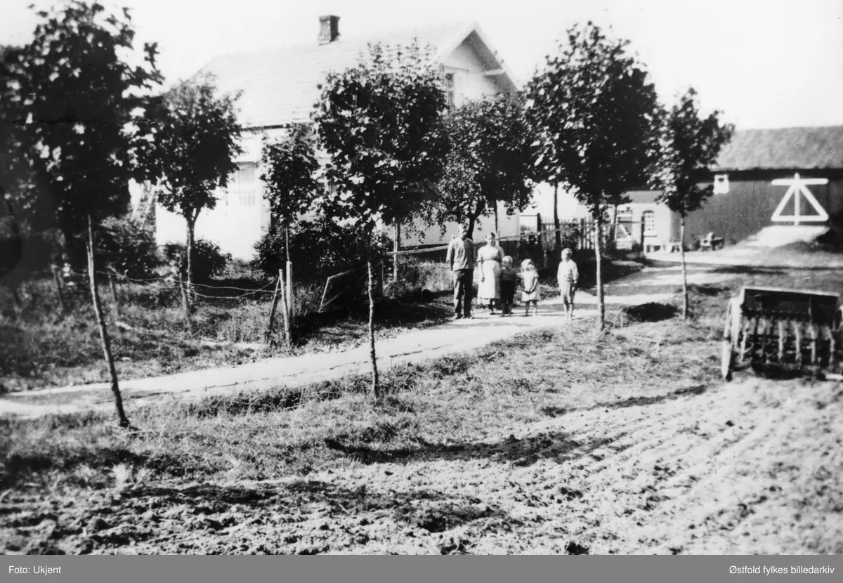 Gården Kirkeng i Trøgstad 1920. På veien står fra venstre: Aksel, Marta ...