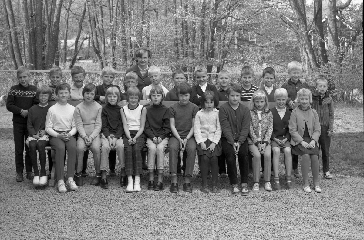 Fröken Eva Sundh med klass - Västergötlands museum / DigitaltMuseum