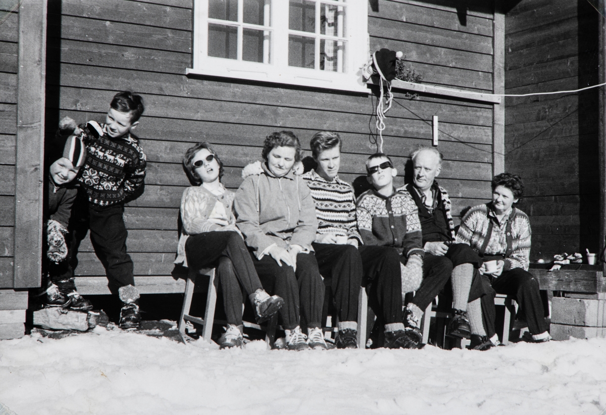 Hyttekos i solveggen på hytta til Arne Furulund og kona Eva Furulund ...